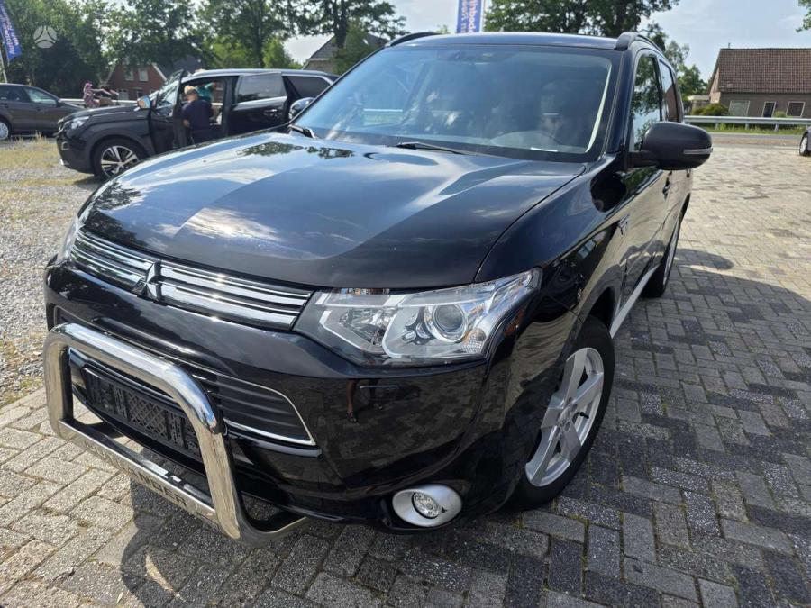 Black Mitsubishi Outlander 2014 in Vilnius, with an engine capacity of 2.00 L and mileage of 210 thousand km for 9500 €, photo 12 on AUTOMOTO.COM.LV