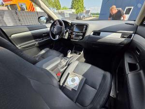 Black Mitsubishi Outlander 2014 in Vilnius, with an engine capacity of 2.00 L and mileage of 210 thousand km for 9500 €, photo 14 on AUTOMOTO.COM.LV