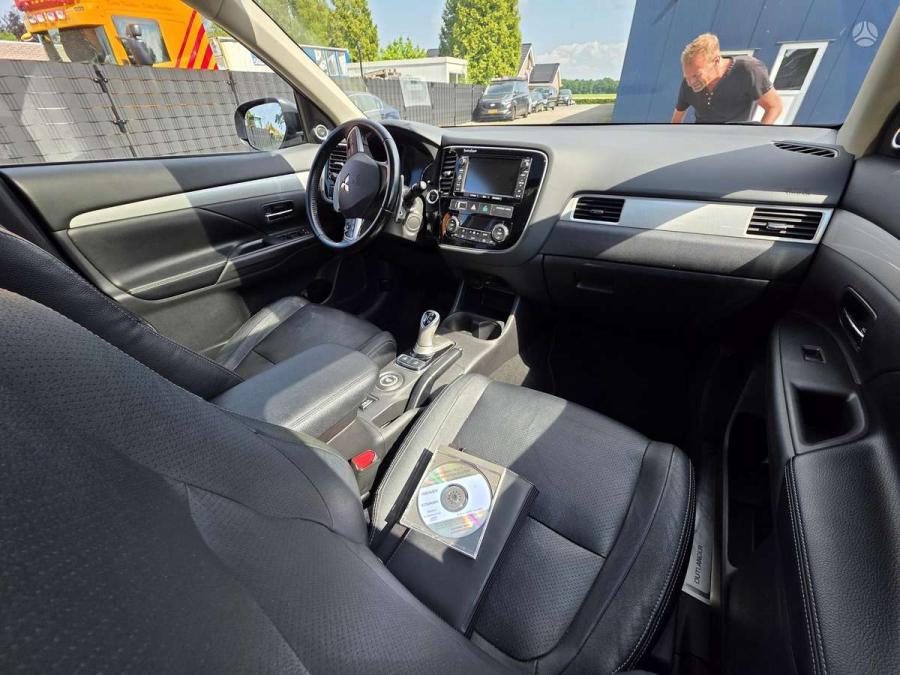 Black Mitsubishi Outlander 2014 in Vilnius, with an engine capacity of 2.00 L and mileage of 210 thousand km for 9500 €, photo 14 on AUTOMOTO.COM.LV