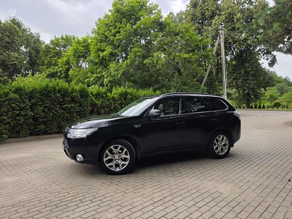 Melns Mitsubishi Outlander 2014 Viļņa, ar dzinēja tilpumu 2.00 L un nobraukumu 235 tūkst. km par 7600 €, foto 1 vietnē AUTOMOTO.COM.LV