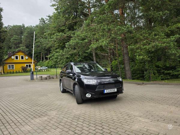 Melns Mitsubishi Outlander 2014 Viļņa, ar dzinēja tilpumu 2.00 L un nobraukumu 235 tūkst. km par 7600 €, foto 2 vietnē AUTOMOTO.COM.LV