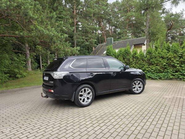 Melns Mitsubishi Outlander 2014 Viļņa, ar dzinēja tilpumu 2.00 L un nobraukumu 235 tūkst. km par 7600 €, foto 3 vietnē AUTOMOTO.COM.LV