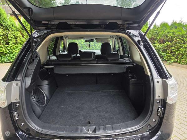 Melns Mitsubishi Outlander 2014 Viļņa, ar dzinēja tilpumu 2.00 L un nobraukumu 235 tūkst. km par 7600 €, foto 5 vietnē AUTOMOTO.COM.LV