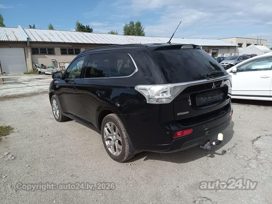 Melns Mitsubishi Outlander 2014 Tallina, ar dzinēja tilpumu 2.00 L un nobraukumu 187 tūkst. km par 9900 €, foto 4 vietnē AUTOMOTO.COM.LV