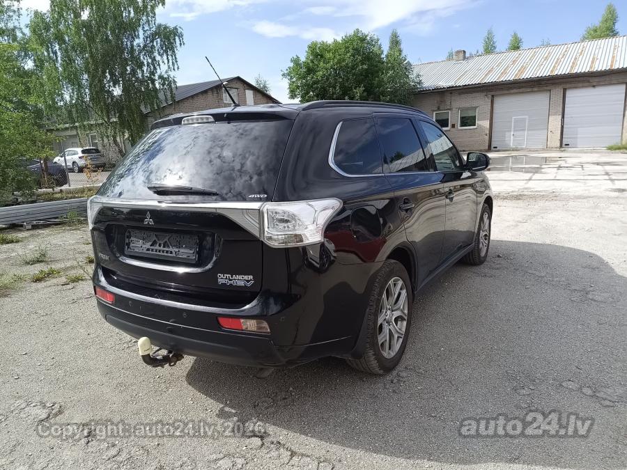 Melns Mitsubishi Outlander 2014 Tallina, ar dzinēja tilpumu 2.00 L un nobraukumu 187 tūkst. km par 9900 €, foto 5 vietnē AUTOMOTO.COM.LV
