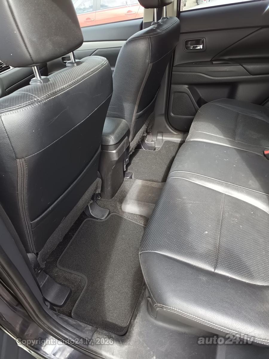 Melns Mitsubishi Outlander 2014 Tallina, ar dzinēja tilpumu 2.00 L un nobraukumu 187 tūkst. km par 9900 €, foto 10 vietnē AUTOMOTO.COM.LV
