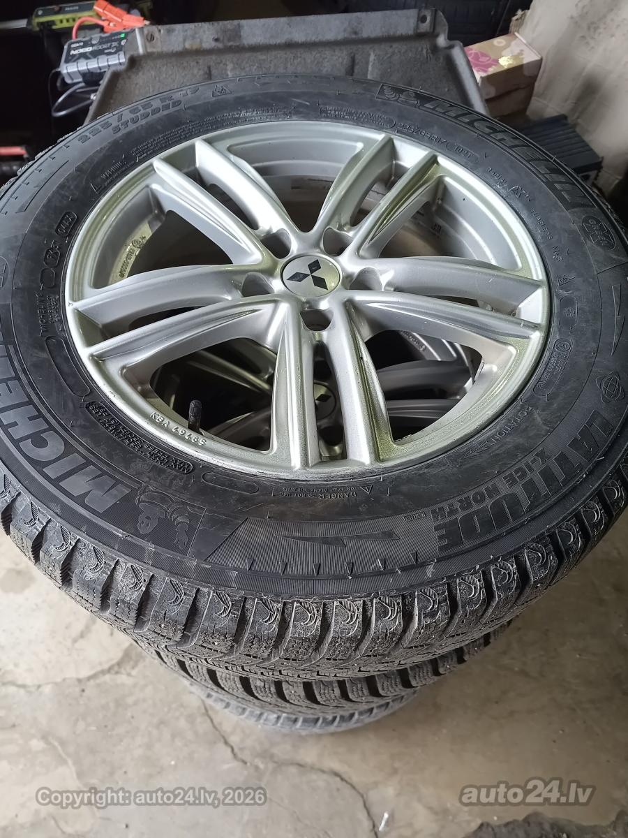 Melns Mitsubishi Outlander 2014 Tallina, ar dzinēja tilpumu 2.00 L un nobraukumu 187 tūkst. km par 9900 €, foto 12 vietnē AUTOMOTO.COM.LV