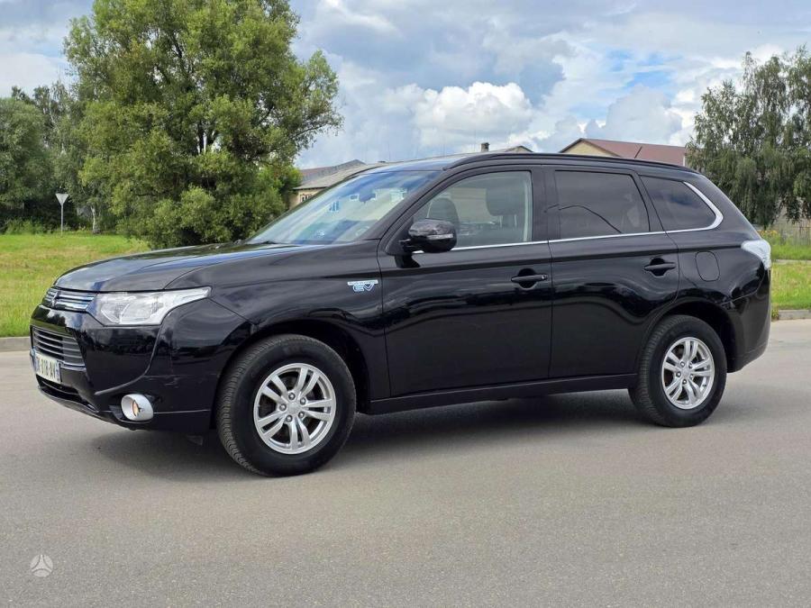 Melns Mitsubishi Outlander 2014 Tauragė, ar dzinēja tilpumu 2.00 L un nobraukumu 330 tūkst. km par 6700 €, foto 5 vietnē AUTOMOTO.COM.LV