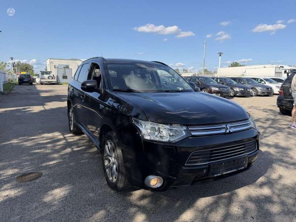 Black Mitsubishi Outlander 2014 in Marijampole, with an engine capacity of 2.00 L and mileage of 245 thousand km for 4350 €, photo 2 on AUTOMOTO.COM.LV