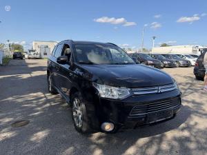 Black Mitsubishi Outlander 2014 in Marijampole, with an engine capacity of 2.00 L and mileage of 245 thousand km for 4350 €, photo 3 on AUTOMOTO.COM.LV