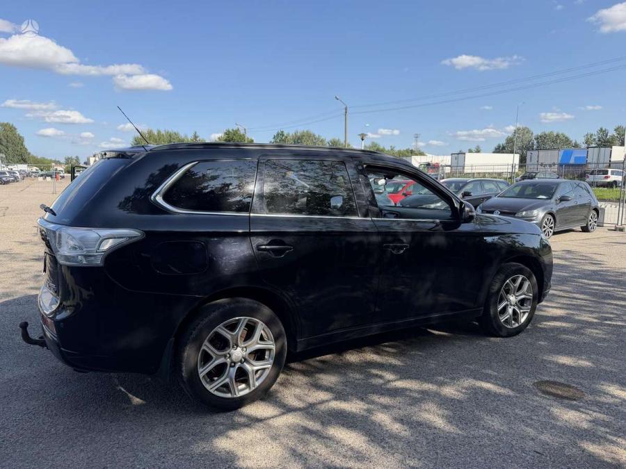 Black Mitsubishi Outlander 2014 in Marijampole, with an engine capacity of 2.00 L and mileage of 245 thousand km for 4350 €, photo 4 on AUTOMOTO.COM.LV