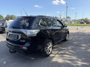 Black Mitsubishi Outlander 2014 in Marijampole, with an engine capacity of 2.00 L and mileage of 245 thousand km for 4350 €, photo 5 on AUTOMOTO.COM.LV