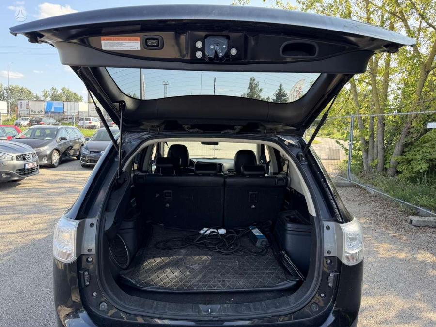 Black Mitsubishi Outlander 2014 in Marijampole, with an engine capacity of 2.00 L and mileage of 245 thousand km for 4350 €, photo 8 on AUTOMOTO.COM.LV