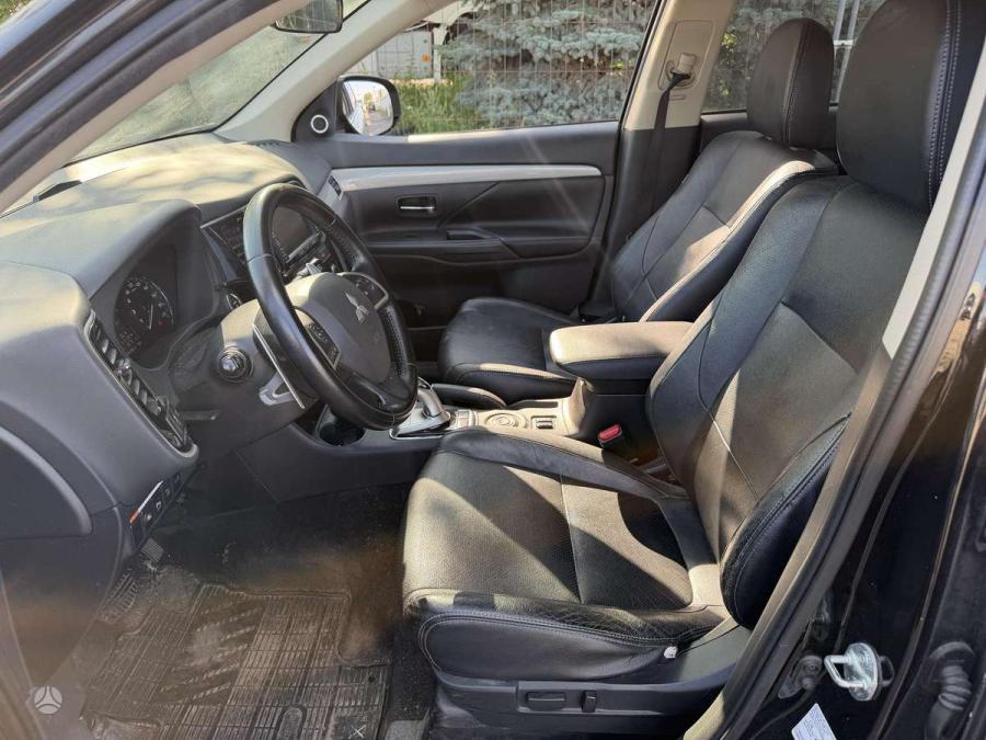 Black Mitsubishi Outlander 2014 in Marijampole, with an engine capacity of 2.00 L and mileage of 245 thousand km for 4350 €, photo 9 on AUTOMOTO.COM.LV