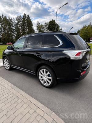 Melns Mitsubishi Outlander 2014 Rīga, ar dzinēja tilpumu 2.00 L un nobraukumu 152 tūkst. km par 9200 €, foto 4 vietnē AUTOMOTO.COM.LV