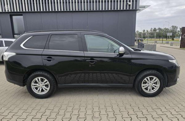 Black Mitsubishi Outlander 2014 in Panevezys, with an engine capacity of 2.00 L and mileage of 303 thousand km for 4999 €, photo 3 on AUTOMOTO.COM.LV