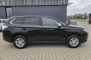 Black Mitsubishi Outlander 2014 in Panevezys, with an engine capacity of 2.00 L and mileage of 303 thousand km for 4999 €, photo 3 on AUTOMOTO.COM.LV