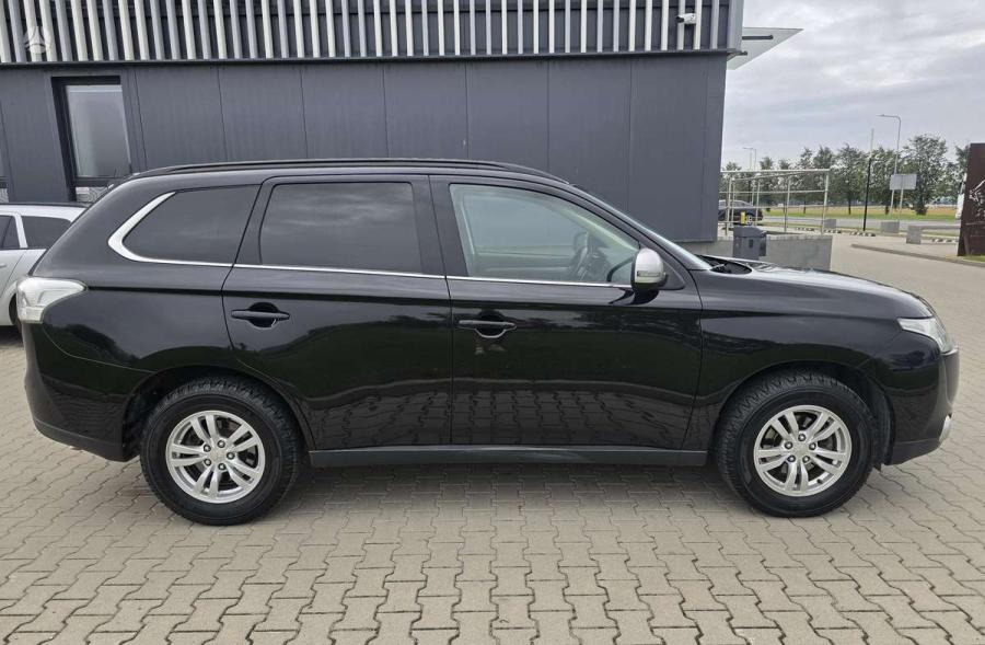 Black Mitsubishi Outlander 2014 in Panevezys, with an engine capacity of 2.00 L and mileage of 303 thousand km for 4999 €, photo 3 on AUTOMOTO.COM.LV