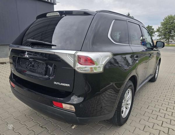 Black Mitsubishi Outlander 2014 in Panevezys, with an engine capacity of 2.00 L and mileage of 303 thousand km for 4999 €, photo 4 on AUTOMOTO.COM.LV