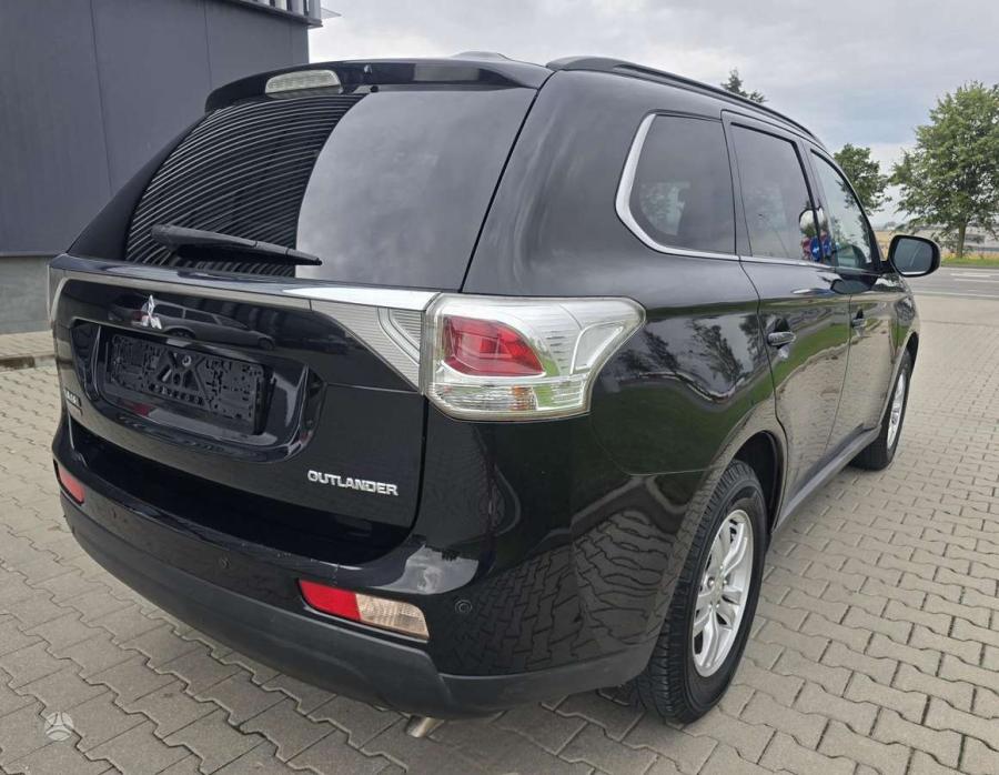 Black Mitsubishi Outlander 2014 in Panevezys, with an engine capacity of 2.00 L and mileage of 303 thousand km for 4999 €, photo 4 on AUTOMOTO.COM.LV