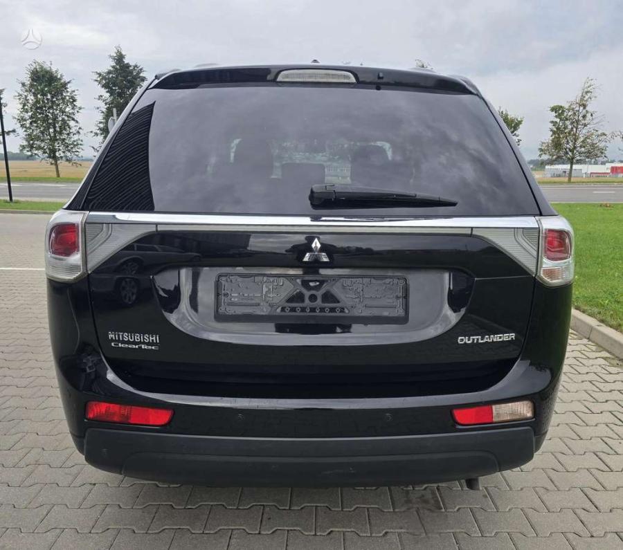 Black Mitsubishi Outlander 2014 in Panevezys, with an engine capacity of 2.00 L and mileage of 303 thousand km for 4999 €, photo 5 on AUTOMOTO.COM.LV