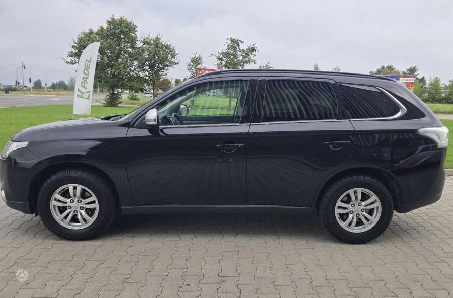 Black Mitsubishi Outlander 2014 in Panevezys, with an engine capacity of 2.00 L and mileage of 303 thousand km for 4999 €, photo 7 on AUTOMOTO.COM.LV