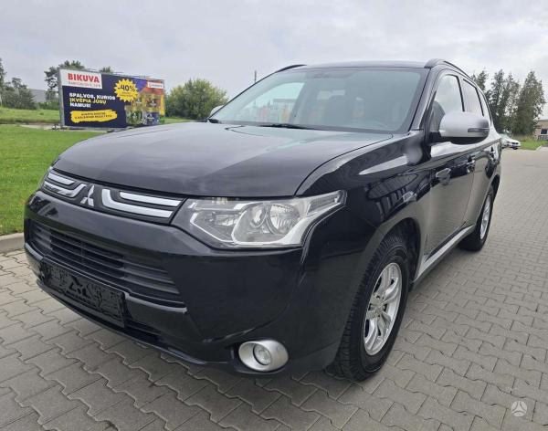 Black Mitsubishi Outlander 2014 in Panevezys, with an engine capacity of 2.00 L and mileage of 303 thousand km for 4999 €, photo 8 on AUTOMOTO.COM.LV