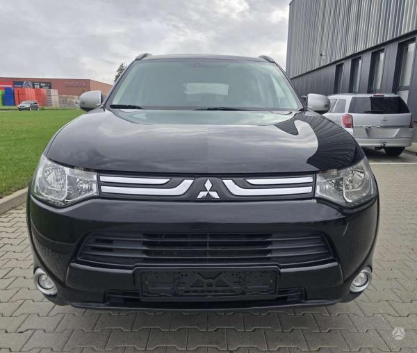 Black Mitsubishi Outlander 2014 in Panevezys, with an engine capacity of 2.00 L and mileage of 303 thousand km for 4999 €, photo 9 on AUTOMOTO.COM.LV