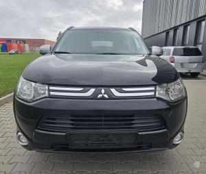 Black Mitsubishi Outlander 2014 in Panevezys, with an engine capacity of 2.00 L and mileage of 303 thousand km for 4999 €, photo 9 on AUTOMOTO.COM.LV