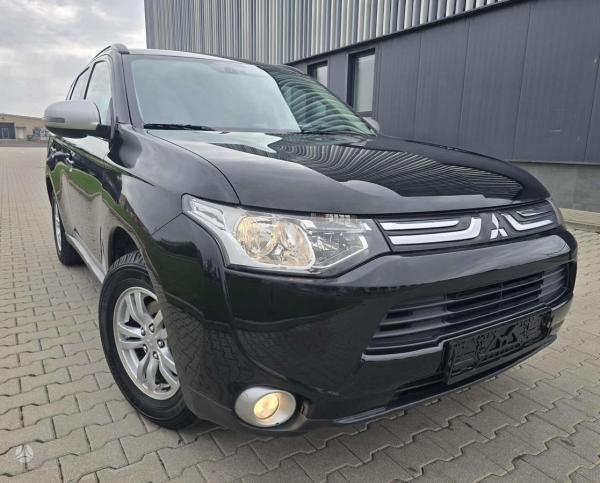 Black Mitsubishi Outlander 2014 in Panevezys, with an engine capacity of 2.00 L and mileage of 303 thousand km for 4999 €, photo 10 on AUTOMOTO.COM.LV