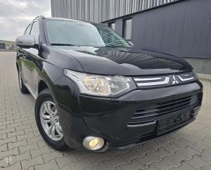 Black Mitsubishi Outlander 2014 in Panevezys, with an engine capacity of 2.00 L and mileage of 303 thousand km for 4999 €, photo 10 on AUTOMOTO.COM.LV