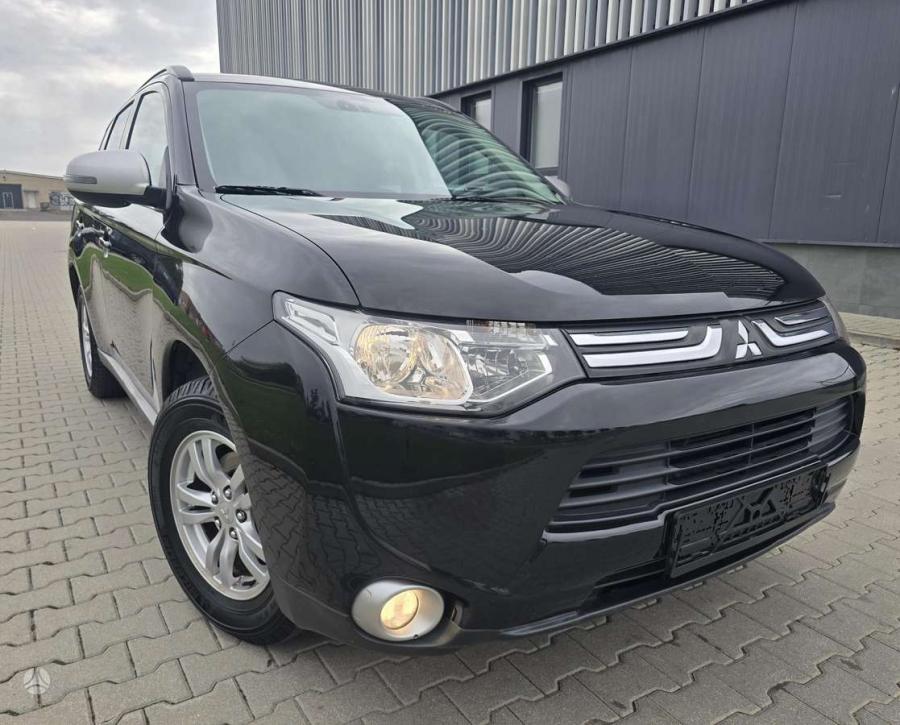Black Mitsubishi Outlander 2014 in Panevezys, with an engine capacity of 2.00 L and mileage of 303 thousand km for 4999 €, photo 10 on AUTOMOTO.COM.LV