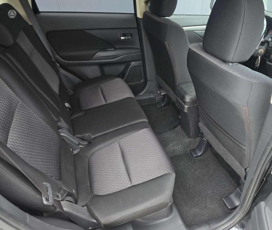 Black Mitsubishi Outlander 2014 in Panevezys, with an engine capacity of 2.00 L and mileage of 303 thousand km for 4999 €, photo 13 on AUTOMOTO.COM.LV