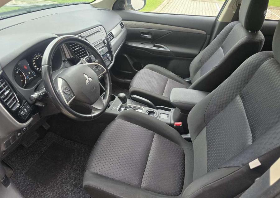 Black Mitsubishi Outlander 2014 in Panevezys, with an engine capacity of 2.00 L and mileage of 303 thousand km for 4999 €, photo 15 on AUTOMOTO.COM.LV