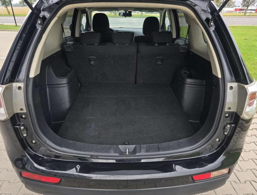Black Mitsubishi Outlander 2014 in Panevezys, with an engine capacity of 2.00 L and mileage of 303 thousand km for 4999 €, photo 24 on AUTOMOTO.COM.LV