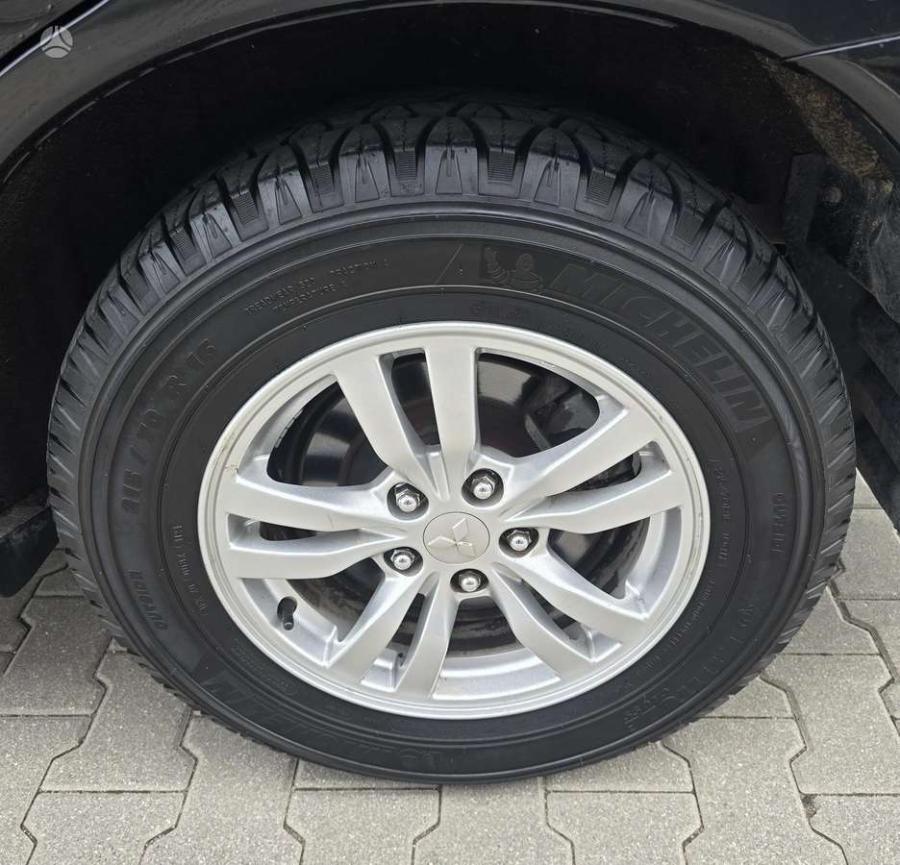 Black Mitsubishi Outlander 2014 in Panevezys, with an engine capacity of 2.00 L and mileage of 303 thousand km for 4999 €, photo 25 on AUTOMOTO.COM.LV