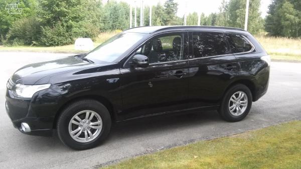 Mitsubishi Outlander 2014 in Taurage on AUTOMOTO.COM.LV Black Mitsubishi Outlander 2014 in Taurage, with an engine capacity of 2.00 L and mileage of 296 thousand km for 5950 €, photo 6 on AUTOMOTO.COM.LV