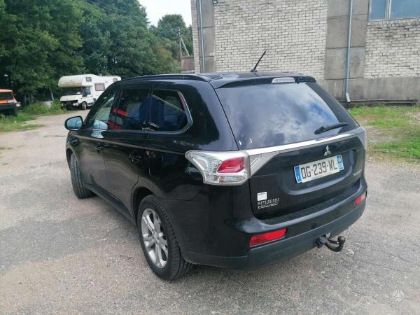 Black Mitsubishi Outlander 2014 in Taurage, with an engine capacity of 2.27 L and mileage of 202 thousand km for 7400 €, photo 5 on AUTOMOTO.COM.LV