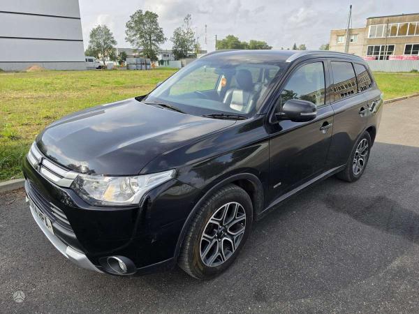 Black Mitsubishi Outlander 2014 in Jonava, with an engine capacity of 2.30 L and mileage of 132 thousand km for 2999 €, photo 3 on AUTOMOTO.COM.LV