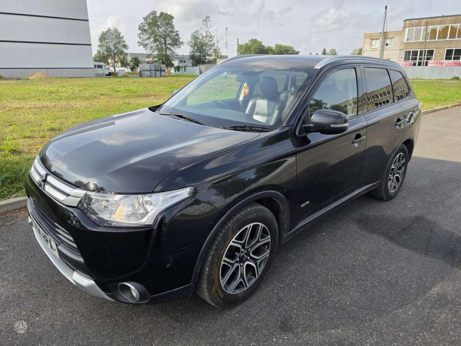 Black Mitsubishi Outlander 2014 in Jonava, with an engine capacity of 2.30 L and mileage of 132 thousand km for 2999 €, photo 3 on AUTOMOTO.COM.LV