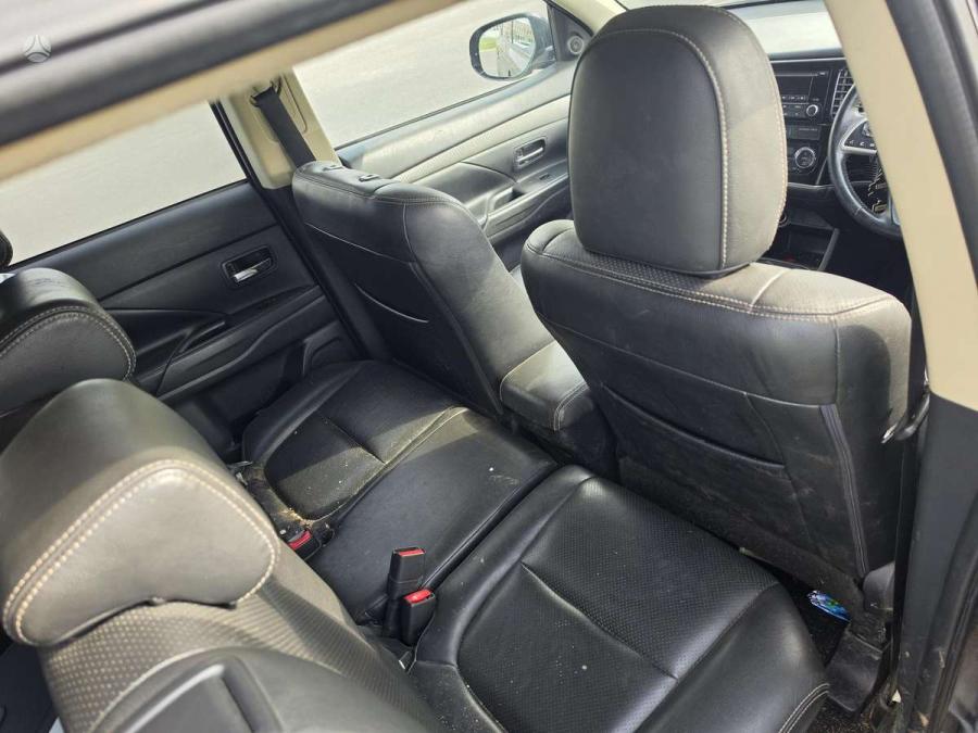 Black Mitsubishi Outlander 2014 in Jonava, with an engine capacity of 2.30 L and mileage of 132 thousand km for 2999 €, photo 7 on AUTOMOTO.COM.LV