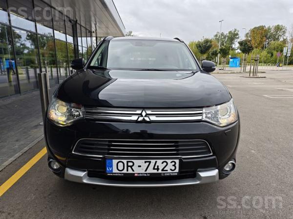 Black Mitsubishi Outlander 2014 in Riga, with an engine capacity of 2.00 L and mileage of 257 thousand km for 9250 €, photo 3 on AUTOMOTO.COM.LV