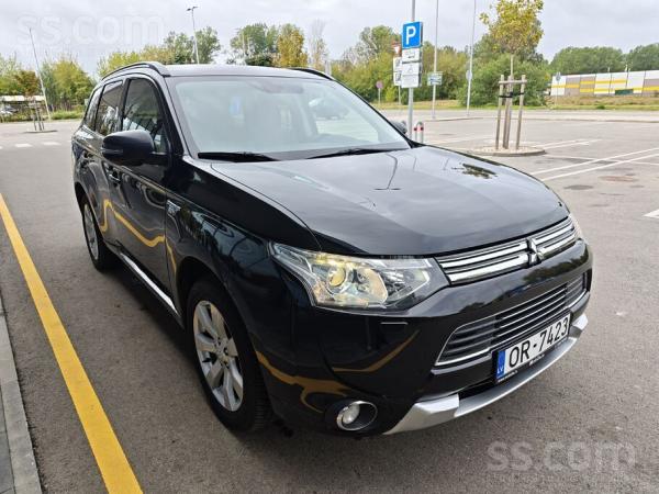 Black Mitsubishi Outlander 2014 in Riga, with an engine capacity of 2.00 L and mileage of 257 thousand km for 9250 €, photo 4 on AUTOMOTO.COM.LV
