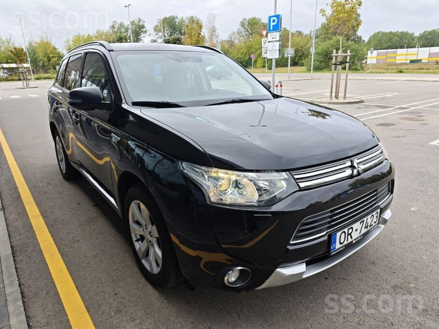 Melns Mitsubishi Outlander 2014 Rīga, ar dzinēja tilpumu 2.00 L un nobraukumu 257 tūkst. km par 9250 €, foto 4 vietnē AUTOMOTO.COM.LV