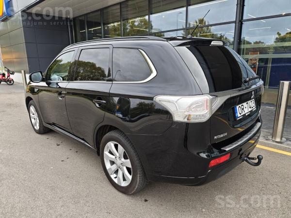 Black Mitsubishi Outlander 2014 in Riga, with an engine capacity of 2.00 L and mileage of 257 thousand km for 9250 €, photo 6 on AUTOMOTO.COM.LV