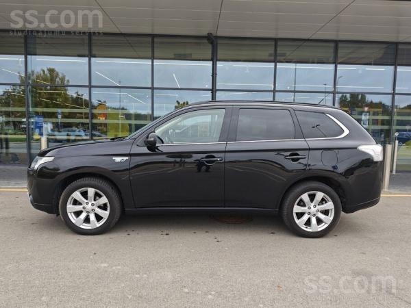 Black Mitsubishi Outlander 2014 in Riga, with an engine capacity of 2.00 L and mileage of 257 thousand km for 9250 €, photo 7 on AUTOMOTO.COM.LV