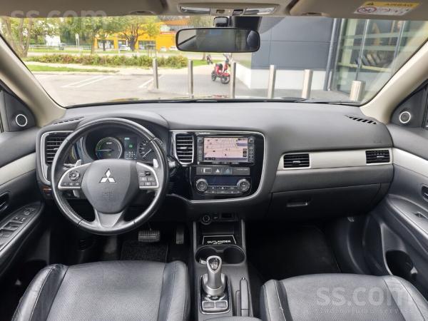 Black Mitsubishi Outlander 2014 in Riga, with an engine capacity of 2.00 L and mileage of 257 thousand km for 9250 €, photo 8 on AUTOMOTO.COM.LV