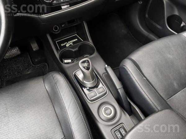 Black Mitsubishi Outlander 2014 in Riga, with an engine capacity of 2.00 L and mileage of 257 thousand km for 9250 €, photo 11 on AUTOMOTO.COM.LV