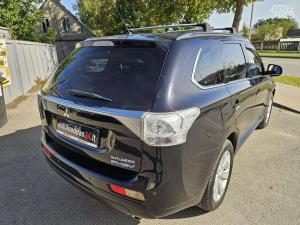 Black Mitsubishi Outlander 2014 in Siauliai, with an engine capacity of 2.00 L and mileage of 269 thousand km for 7950 €, photo 5 on AUTOMOTO.COM.LV