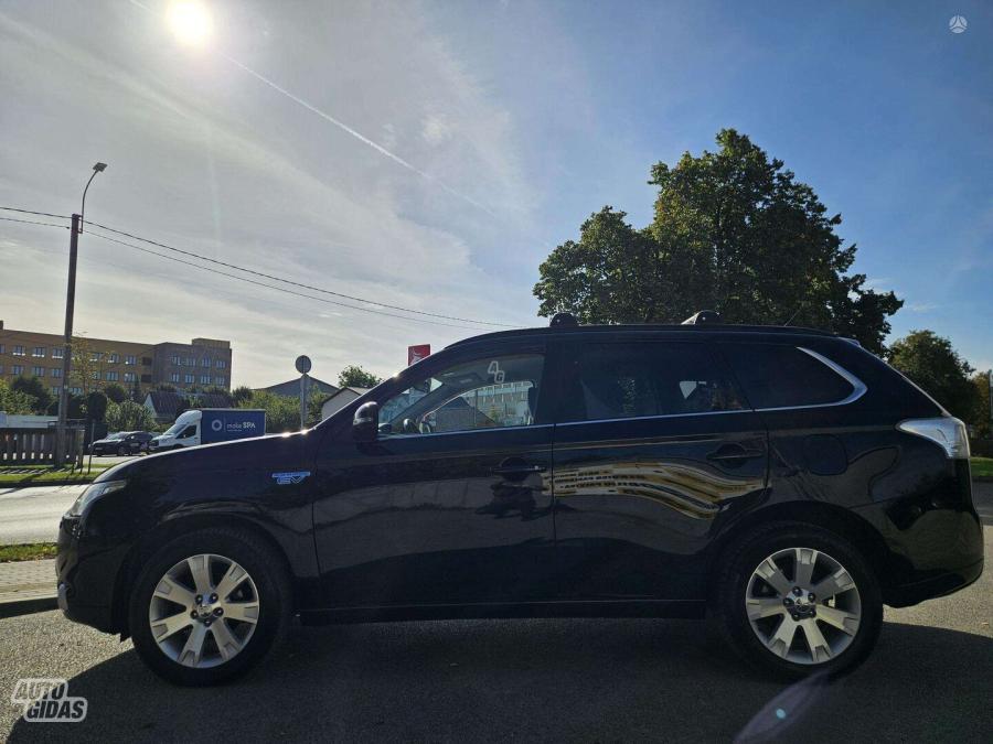 Black Mitsubishi Outlander 2014 in Siauliai, with an engine capacity of 2.00 L and mileage of 269 thousand km for 7950 €, photo 10 on AUTOMOTO.COM.LV
